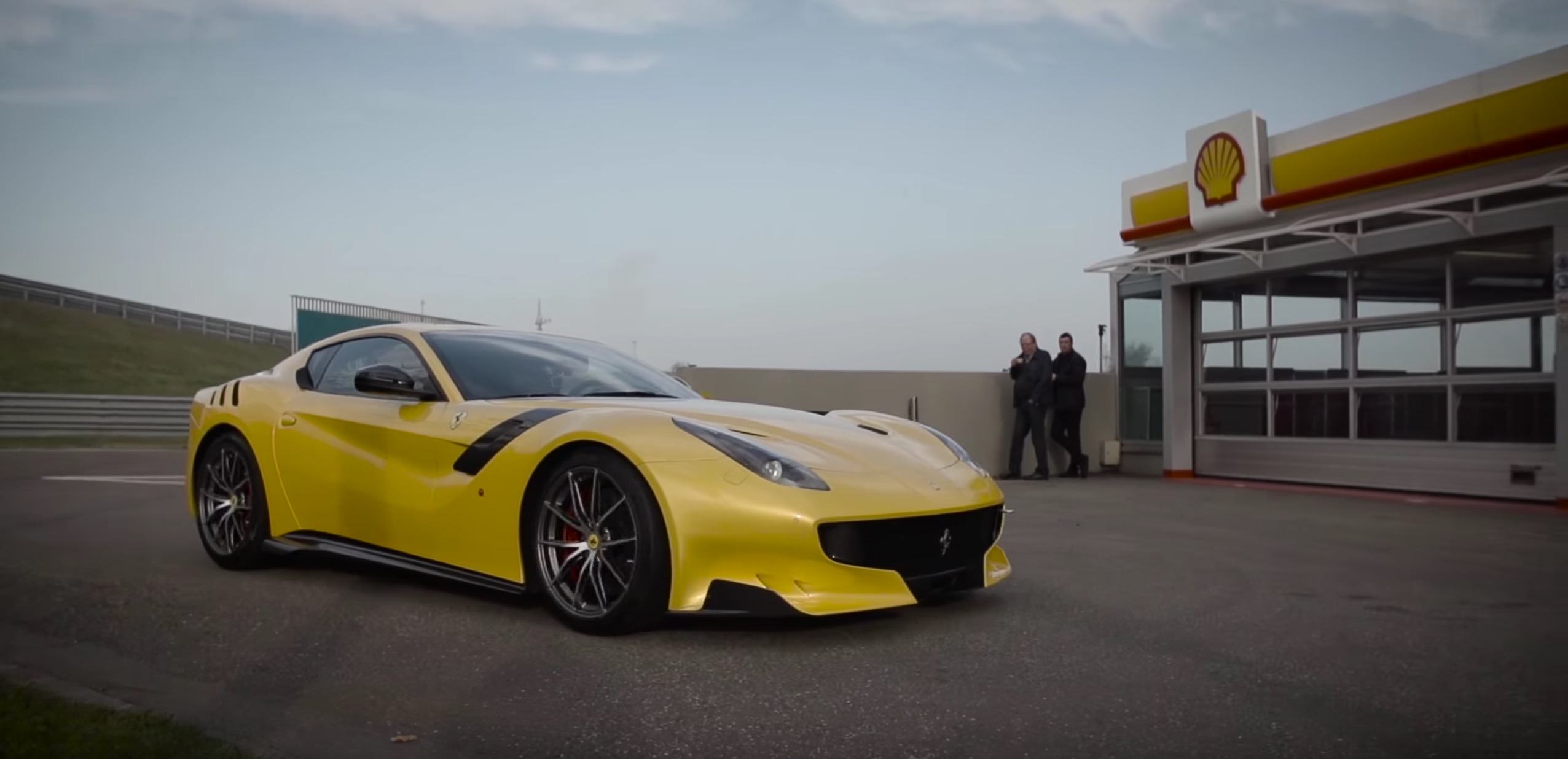 La Ferrari F12 TDF par Chris Harris sur le circuit de Maranello
